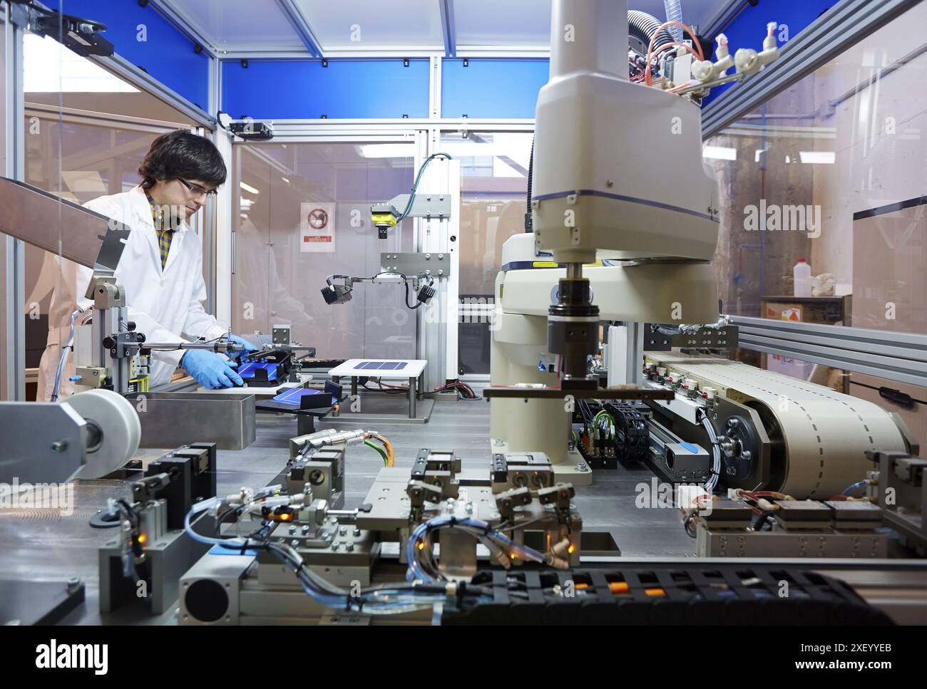 Solar cell manufacturing machine hi-res stock photography and images ...