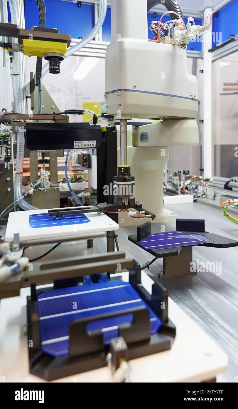 Equipment manufacturing photovoltaic cell strings. For joining and ...