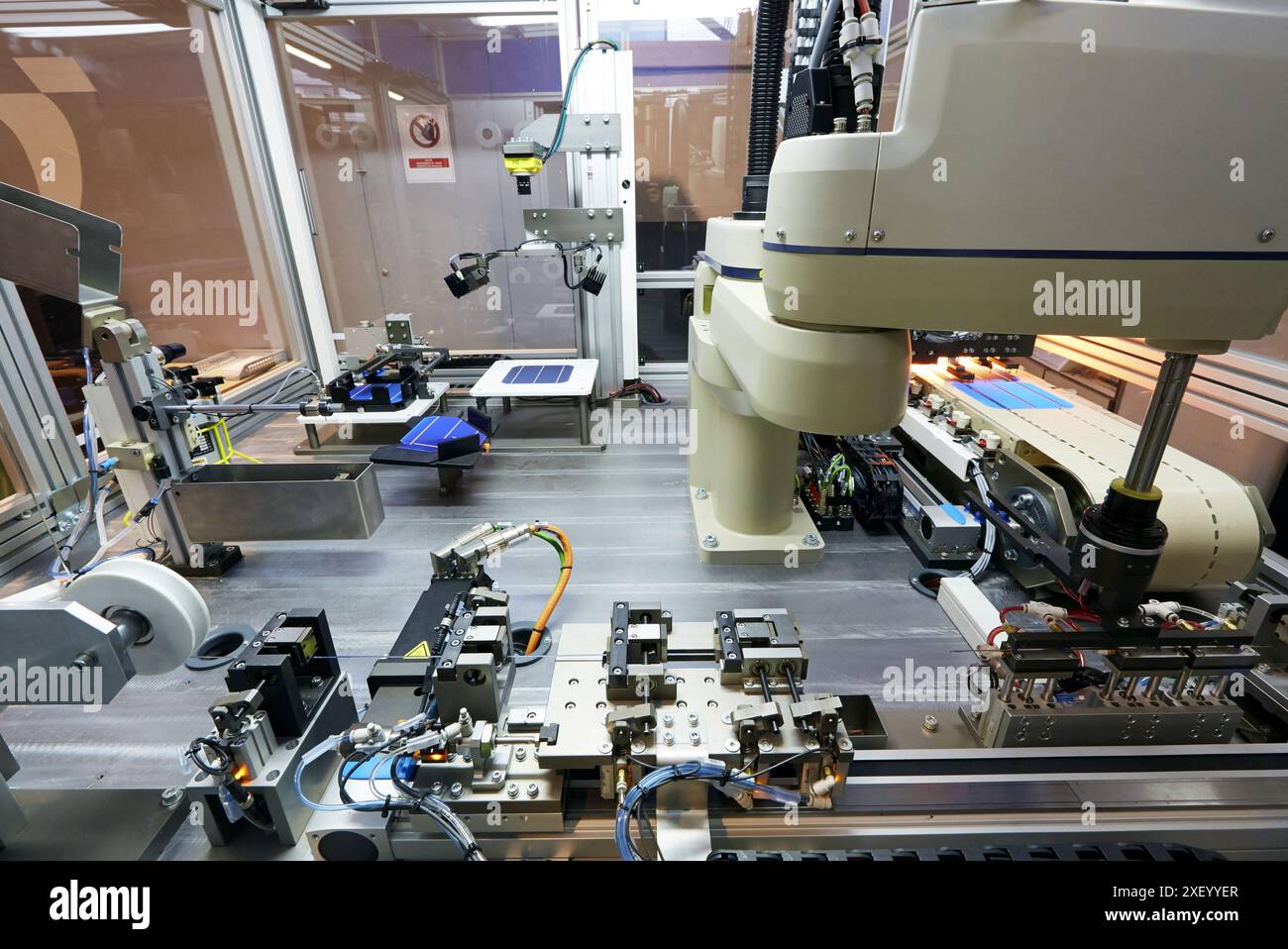 Equipment manufacturing photovoltaic cell strings. For joining and ...