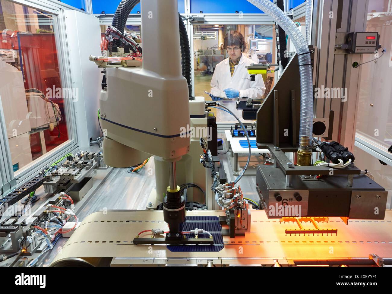Robot solar cell manufacture hi-res stock photography and images - Alamy