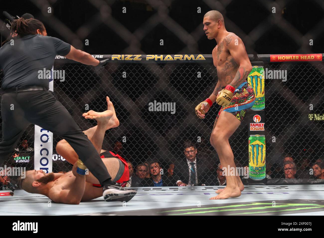 Las Vegas, United States. 29th June, 2024. Alex Pereira (red) of Brazil ...