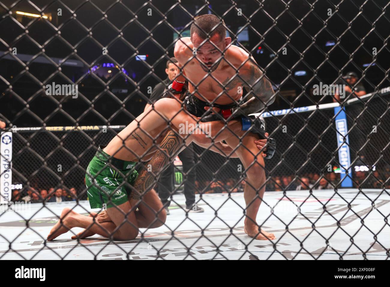 Las Vegas, United States. 29th June, 2024. Diego Lopes (blue) of Brazil ...