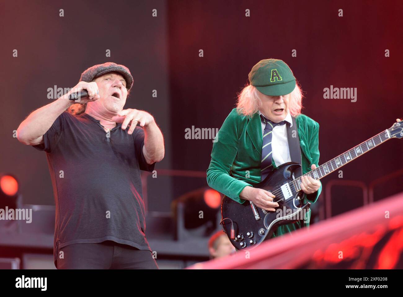 Brian Johnson und Angus Young geben mit ihrer Band AC/DC ein Konzert ...