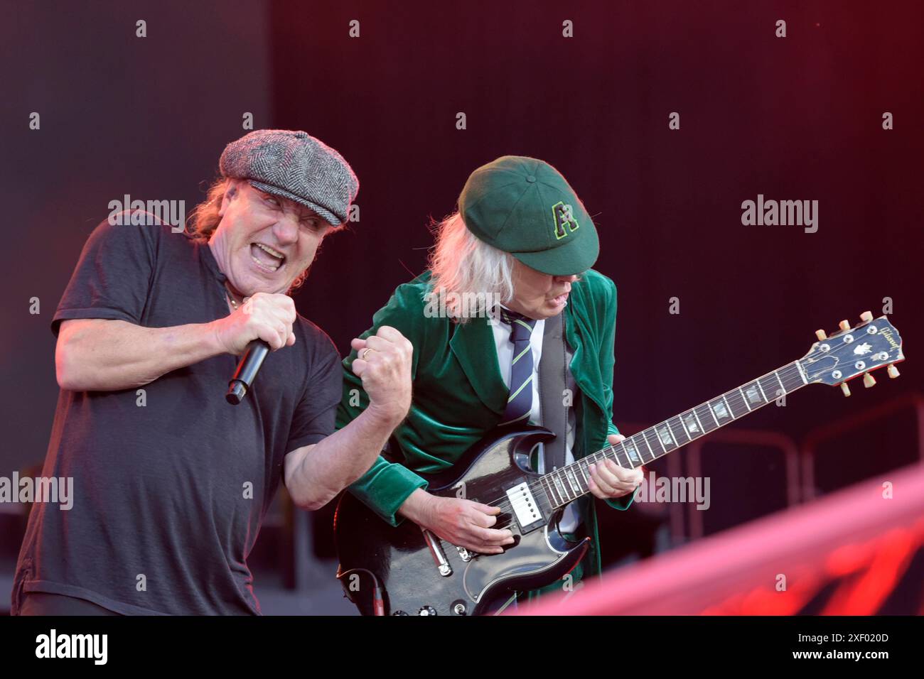 Brian Johnson und Angus Young geben mit ihrer Band AC/DC ein Konzert ...