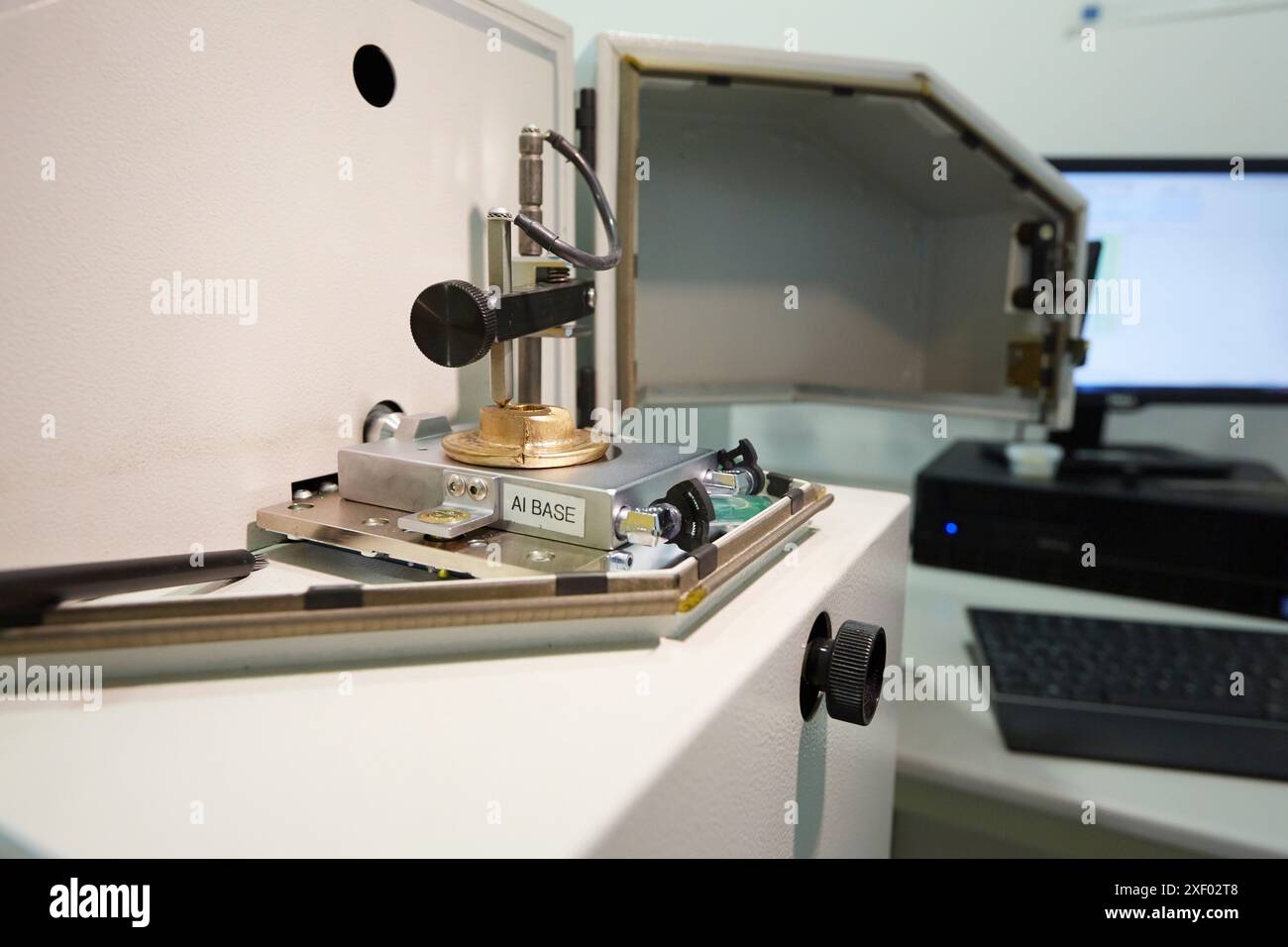 Spark emission spectrometer hi-res stock photography and images - Alamy