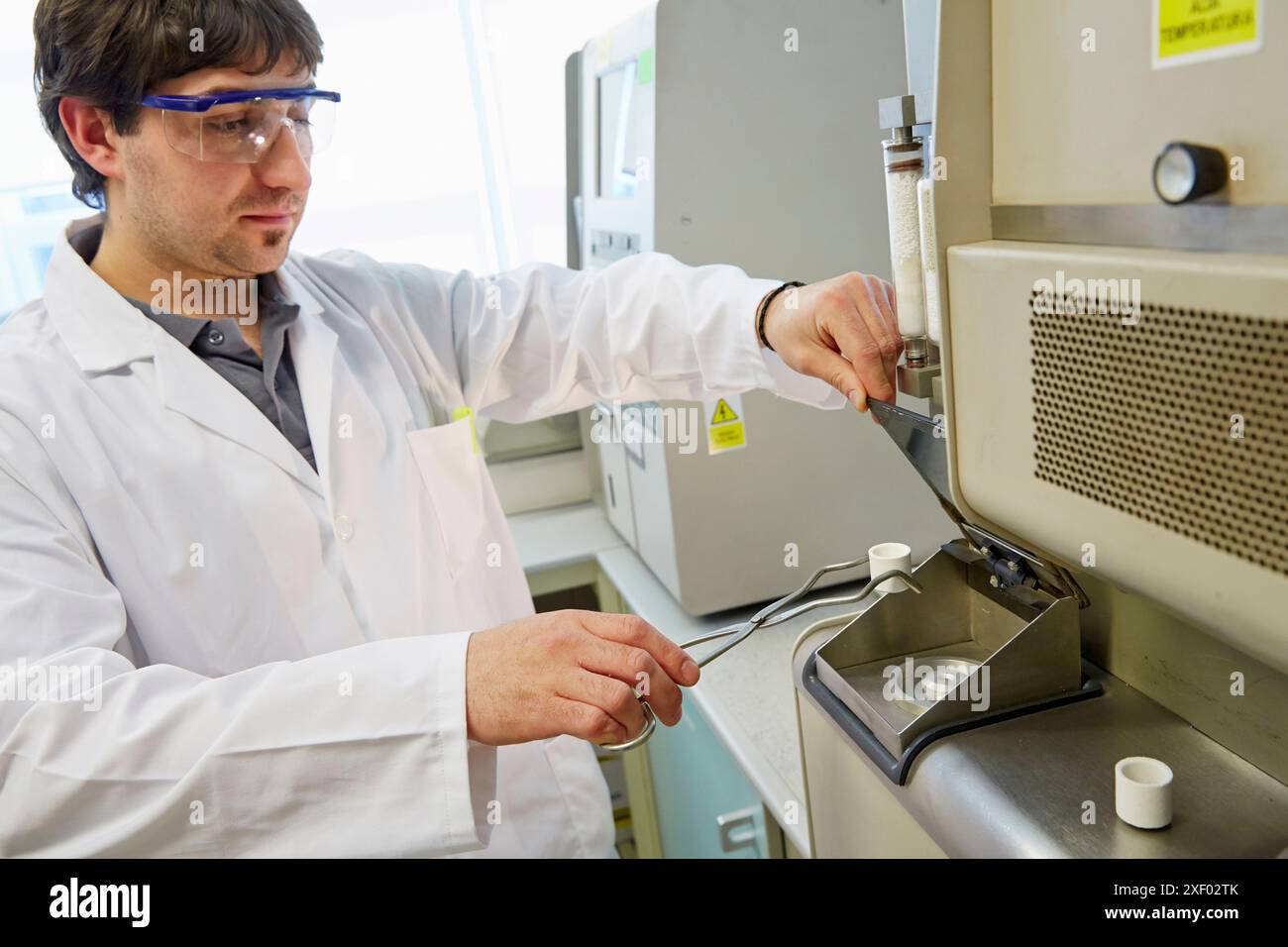 Automatic analyzer of carbon and sulfur. Chemical Analysis Laboratory ...