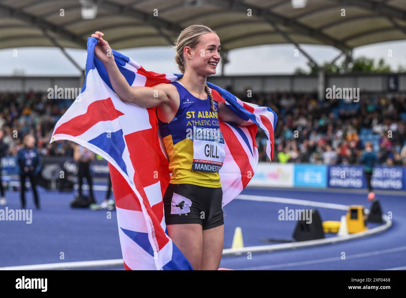 Phoebe Gill celebrates winning the 800m during the Microplus UK ...