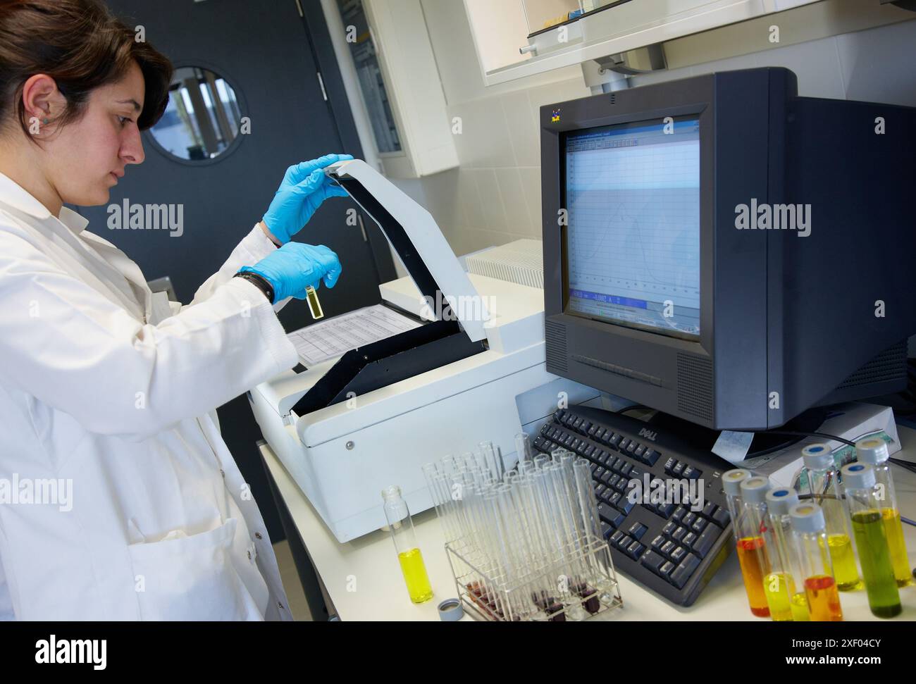 Spectrophotometer UV / VIS Laboratory Analysis This equipment uses ...