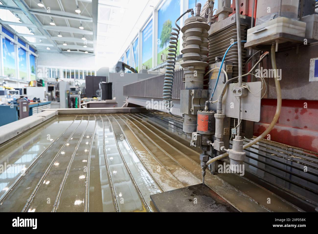 Machine for cutting material by water jet and abrasive Industry ...