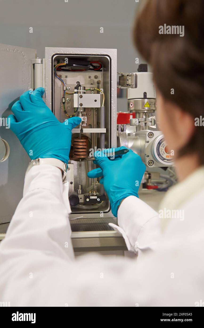 Quenching Dilatometer Equipment to measure the expansion and ...