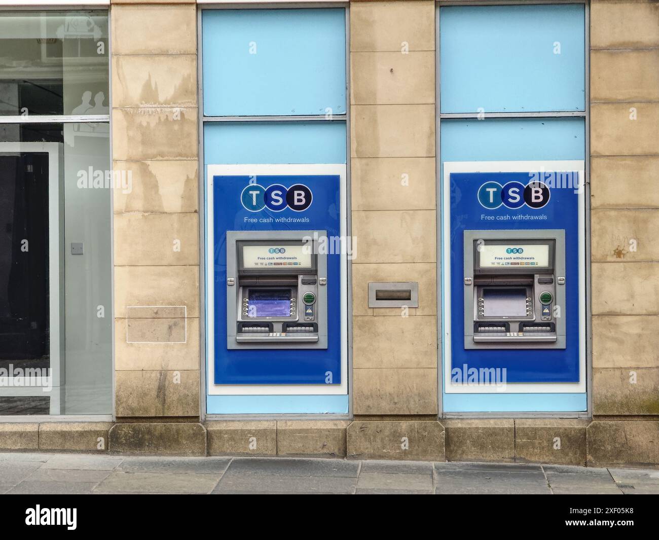 Cash machine in wall outside bank in city centre Stock Photo - Alamy