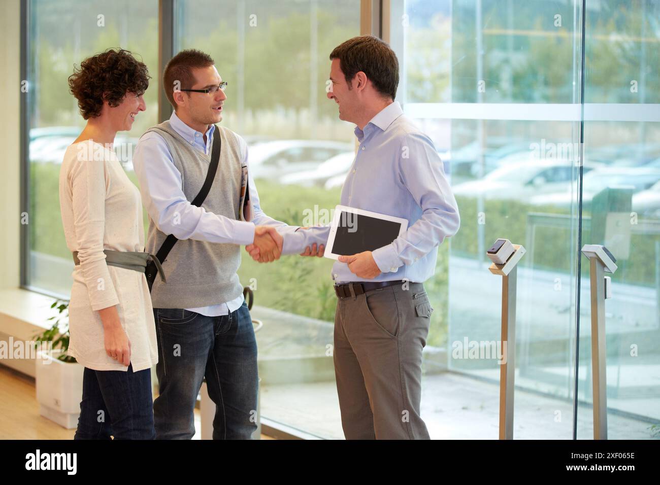 Team of business executives, Handshake, Innovation Strategies, Tecnalia ...