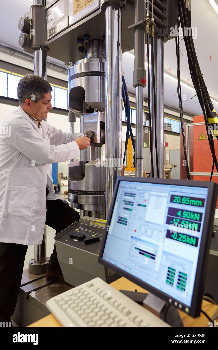 Servo hydraulic testing machine hi-res stock photography and images - Alamy