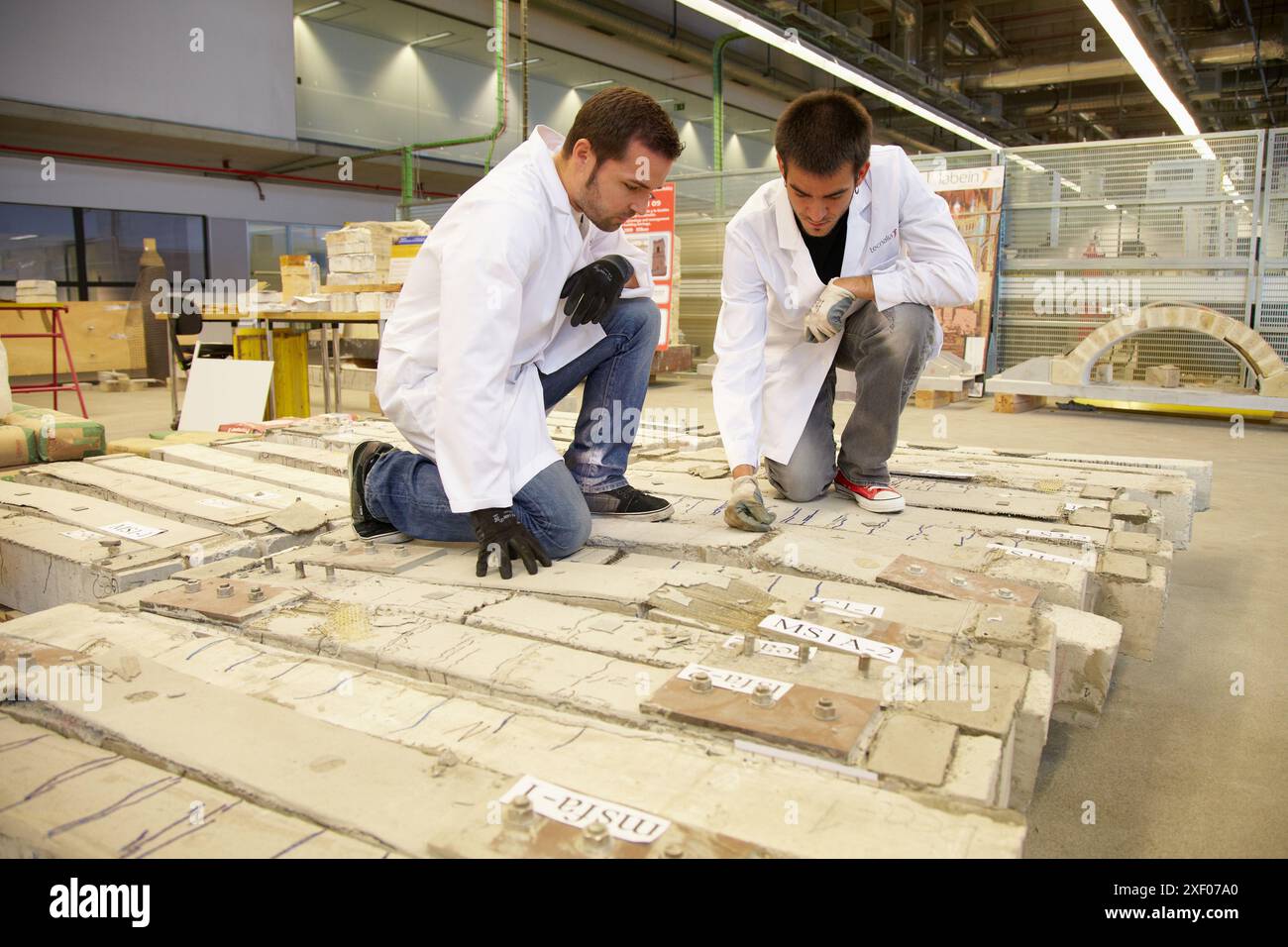 Reinforced concrete beam with tissue, Research on building materials ...
