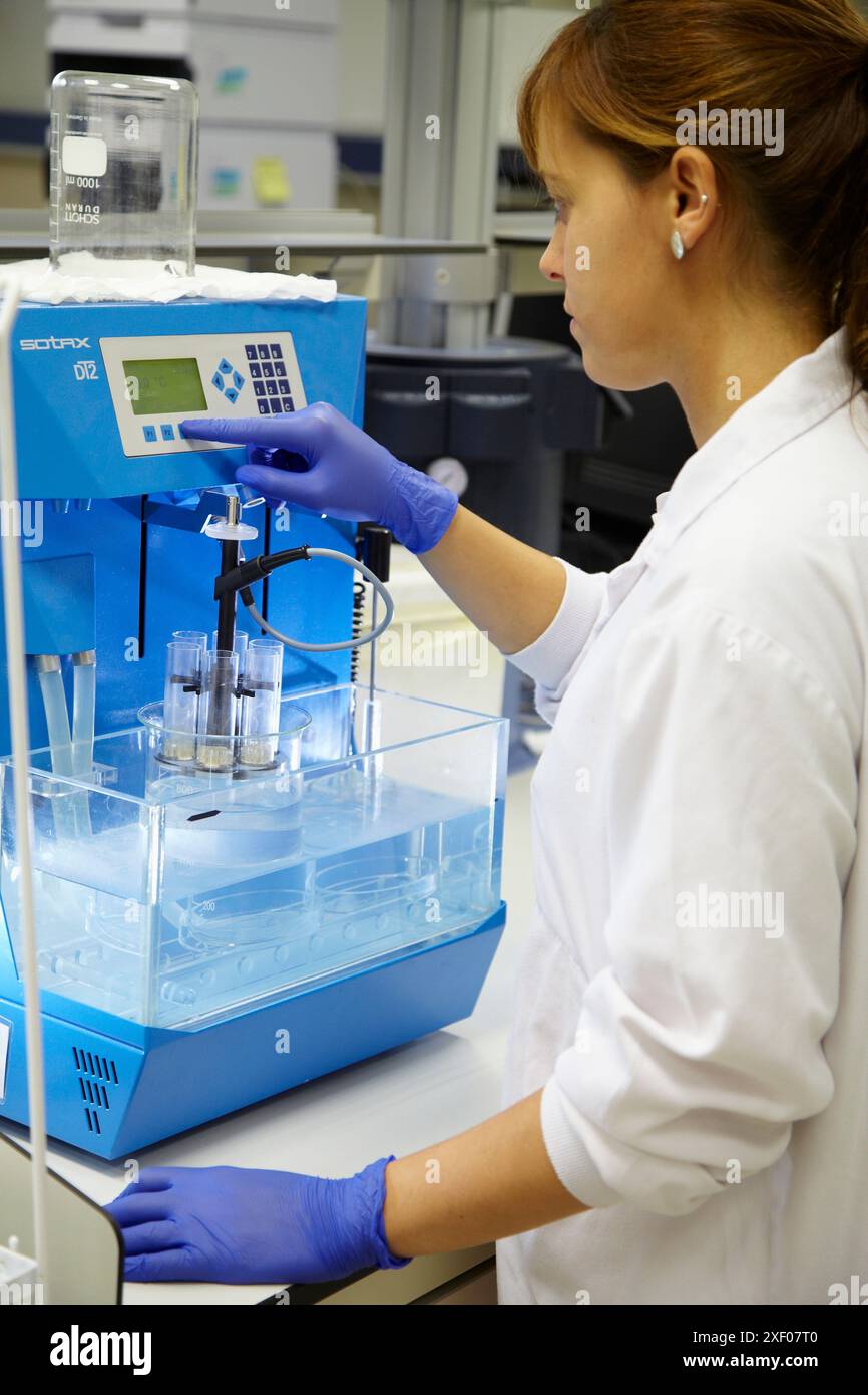 Tablet disintegration hi-res stock photography and images - Alamy