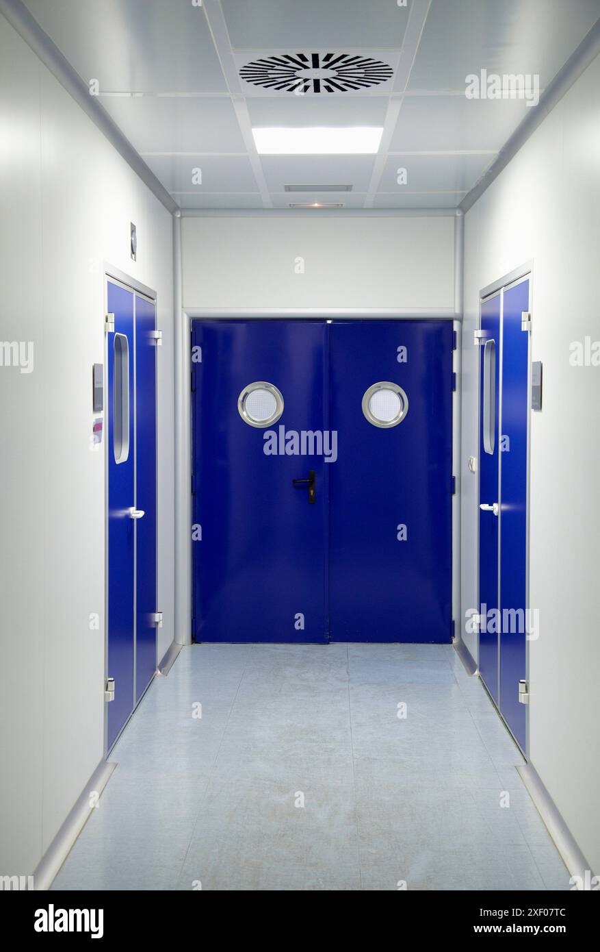 Cleanroom medical manufacturing hi-res stock photography and images - Alamy