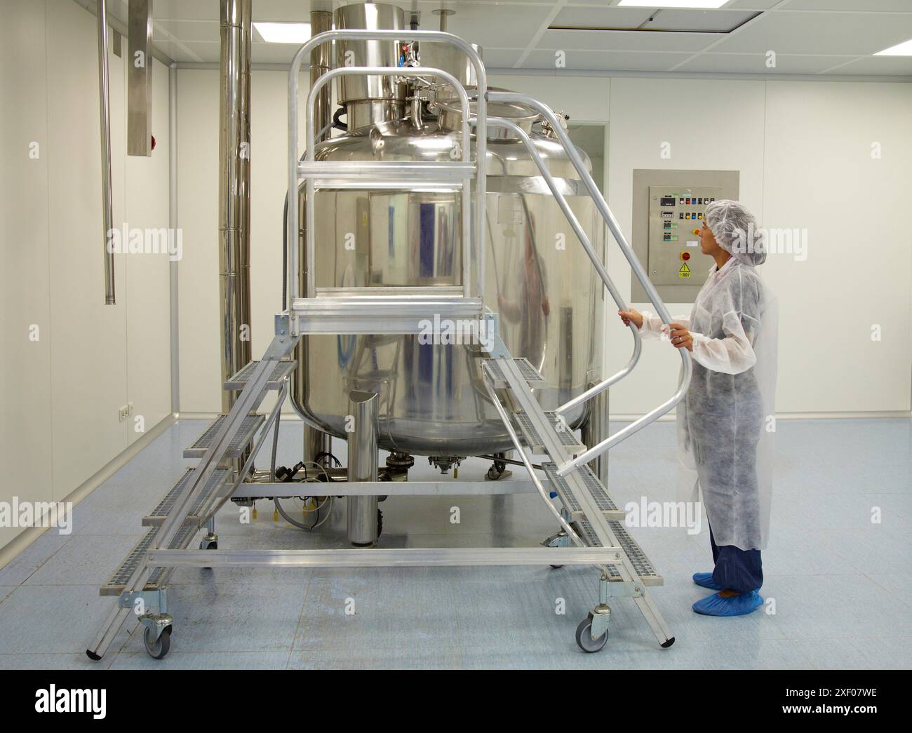 Single use reactor hi-res stock photography and images - Alamy