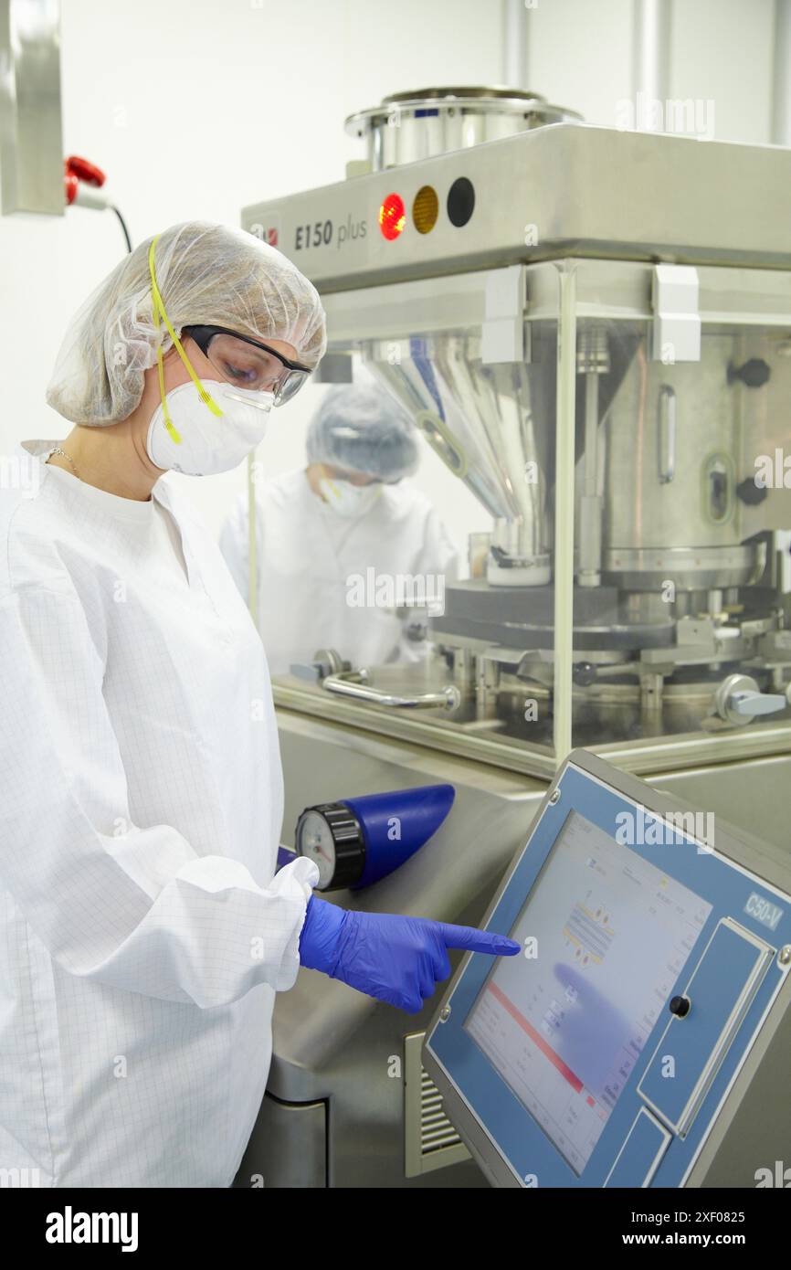 Performing technical checks during a compression process, Tableting ...