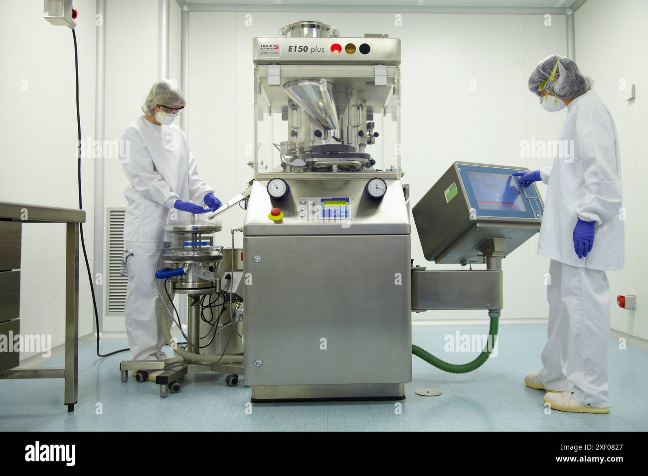 Performing technical checks during a compression process, Tableting ...