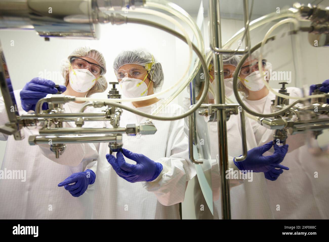 Technicians working on industrial machines hi-res stock photography and ...