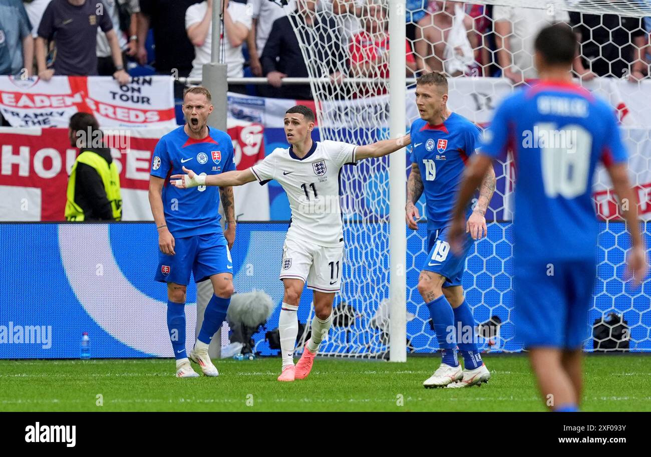 England's Phil Foden (centre) appeals for a penalty during the UEFA ...