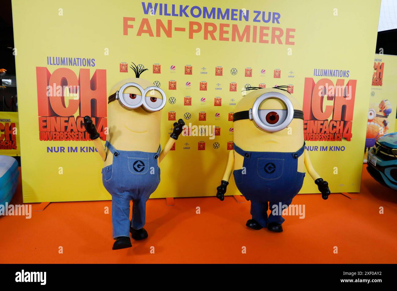 Minions Kevin und Stuart beim Fan-Screening des Animationsfiims Ich ...