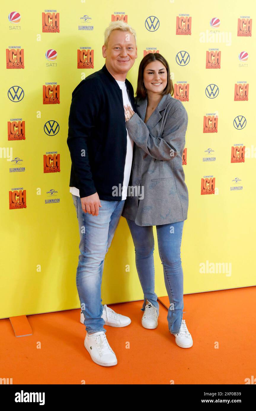 Jens Knossi Knossalla mit seiner Verlobten Lia Mitrou beim Fan ...