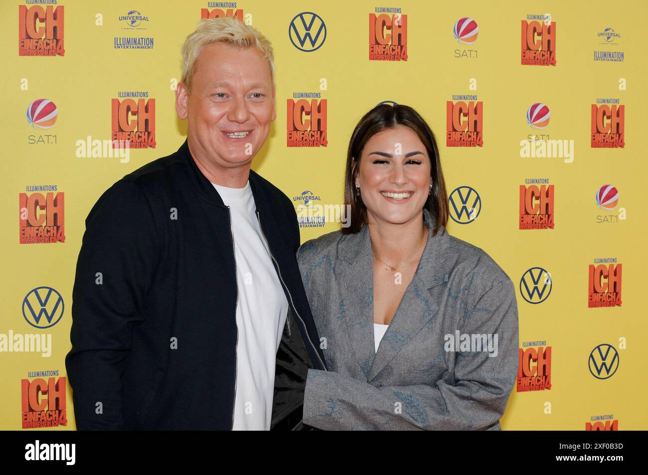 Jens Knossi Knossalla mit seiner Verlobten Lia Mitrou beim Fan ...