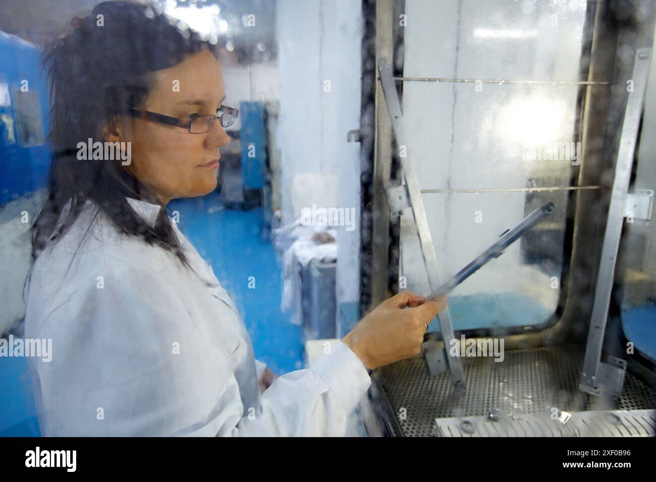 Saturation chamber to measure aging due to temperature and humidity ...