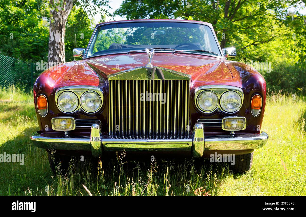 Exclusive Luxury red Rolls Royce Silver shadow Stock Photo - Alamy