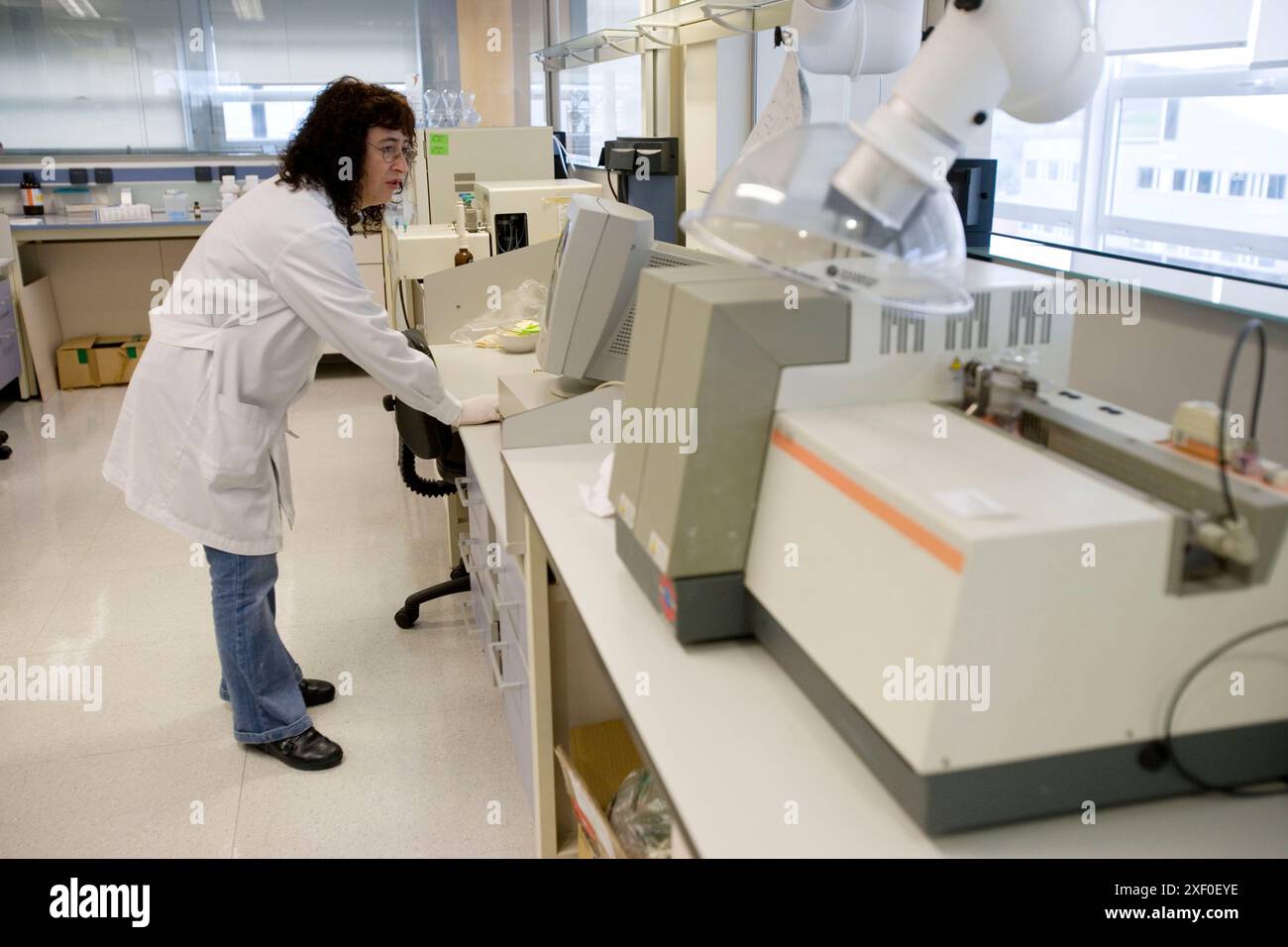 Halogen analyzer hi-res stock photography and images - Alamy