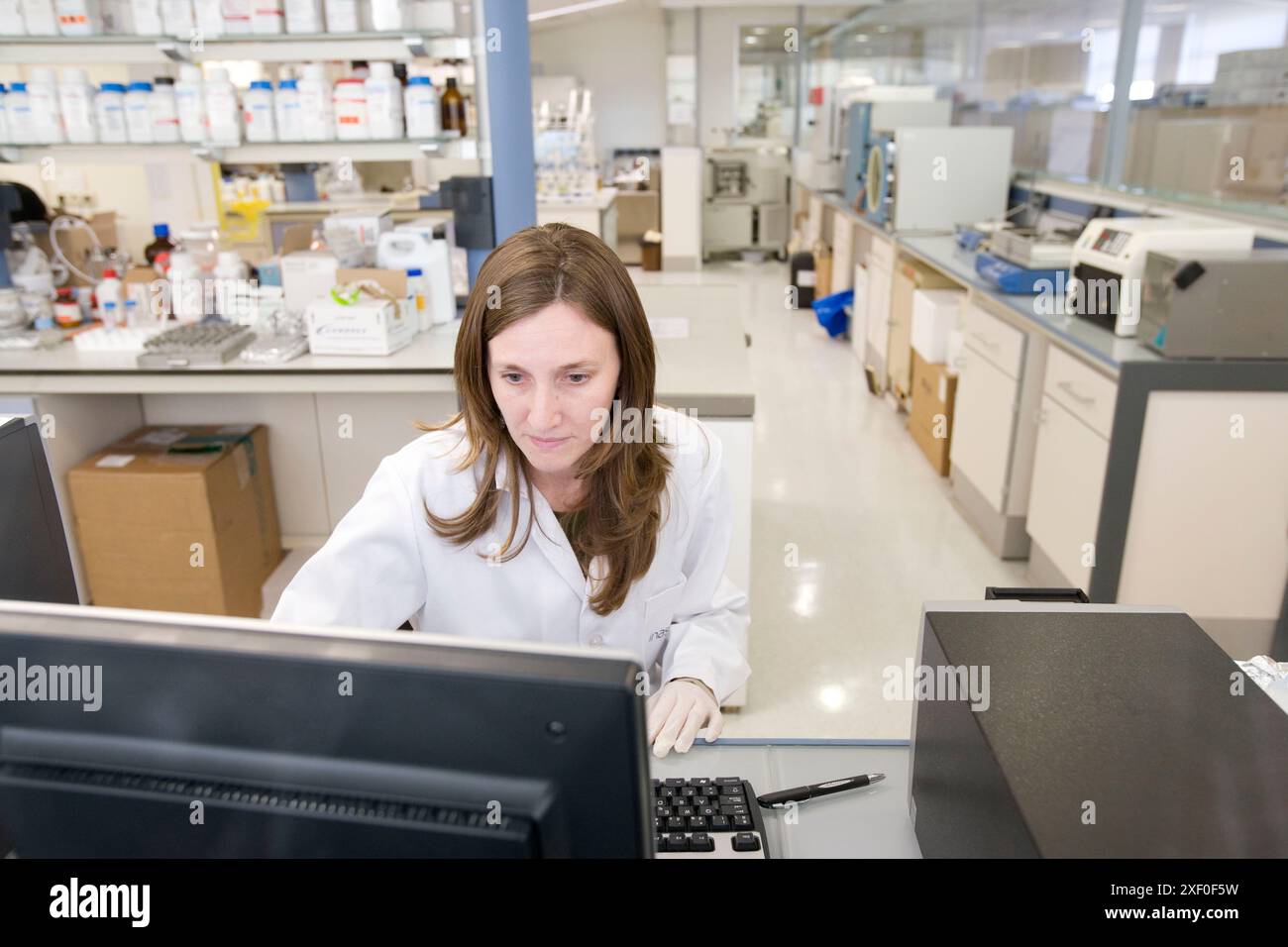 Multiwell spectrophotometer hi-res stock photography and images - Alamy
