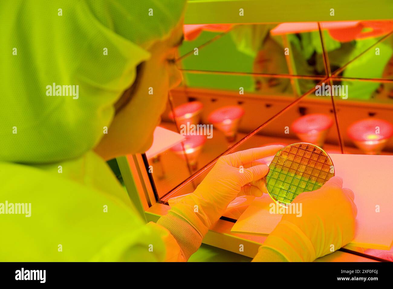 Silicon wafer in clean room hi-res stock photography and images - Alamy