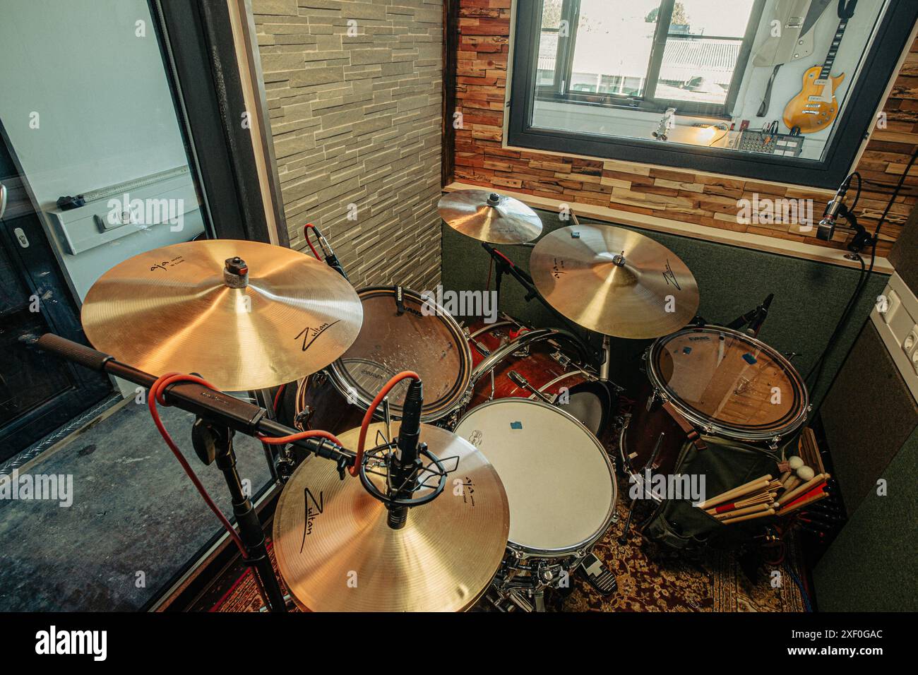 full set of acoustic drum inside studio sound booth Stock Photo - Alamy