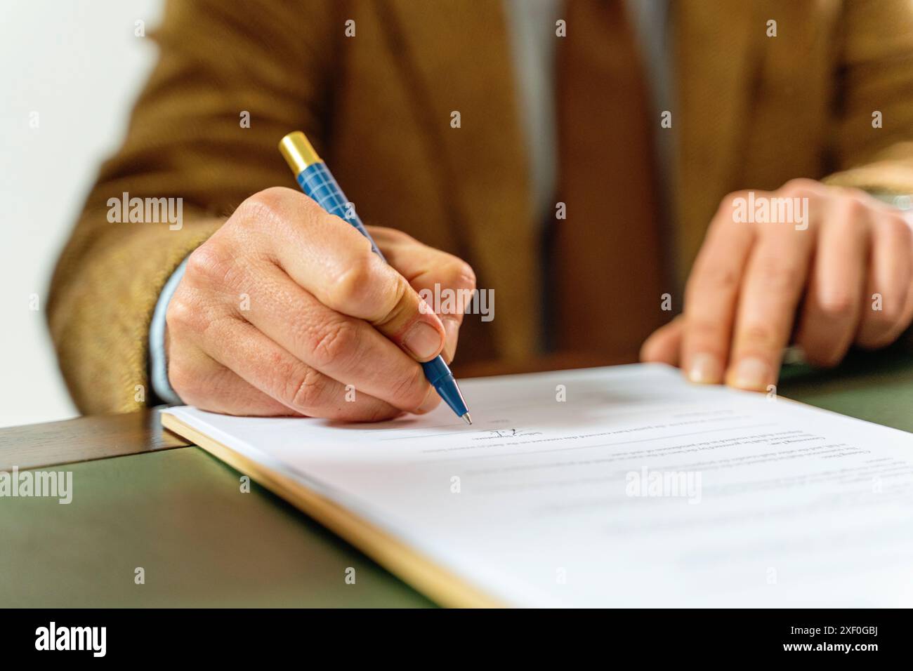 Setting document hi-res stock photography and images - Alamy