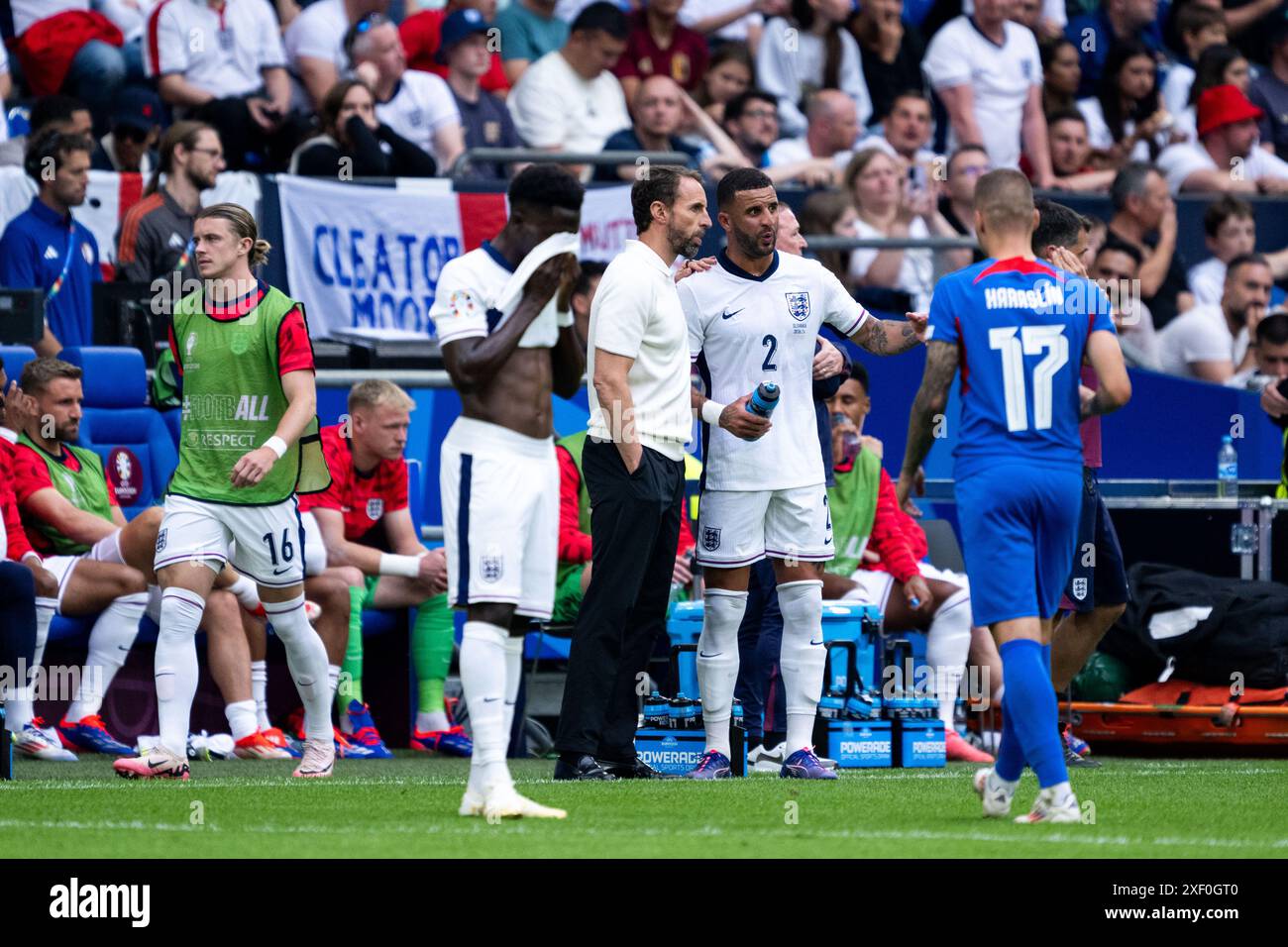 Gareth Southgate (England, Trainer), Kyle Walker (England, #02) aergert ...