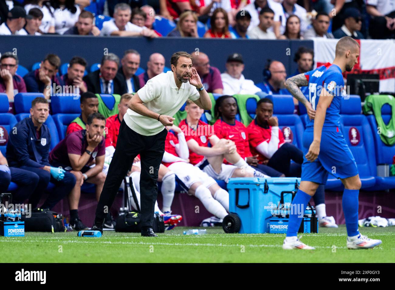 Gareth Southgate (England, Trainer) haelt die Hand an sein Ohr, GER ...
