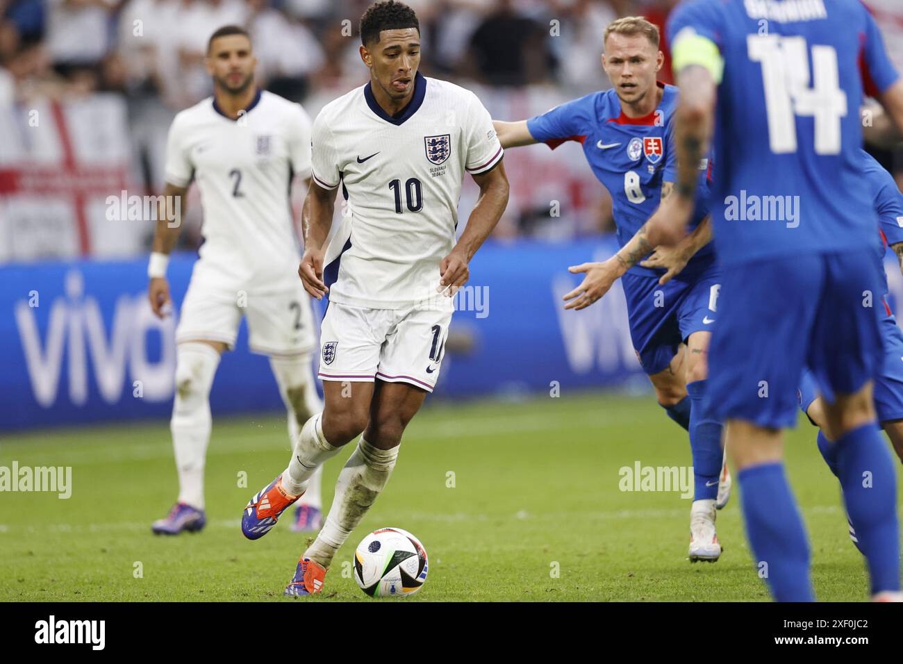 GELSENKIRCHEN - (l-r) Jude Bellingham of England, Ondrej Duda of ...