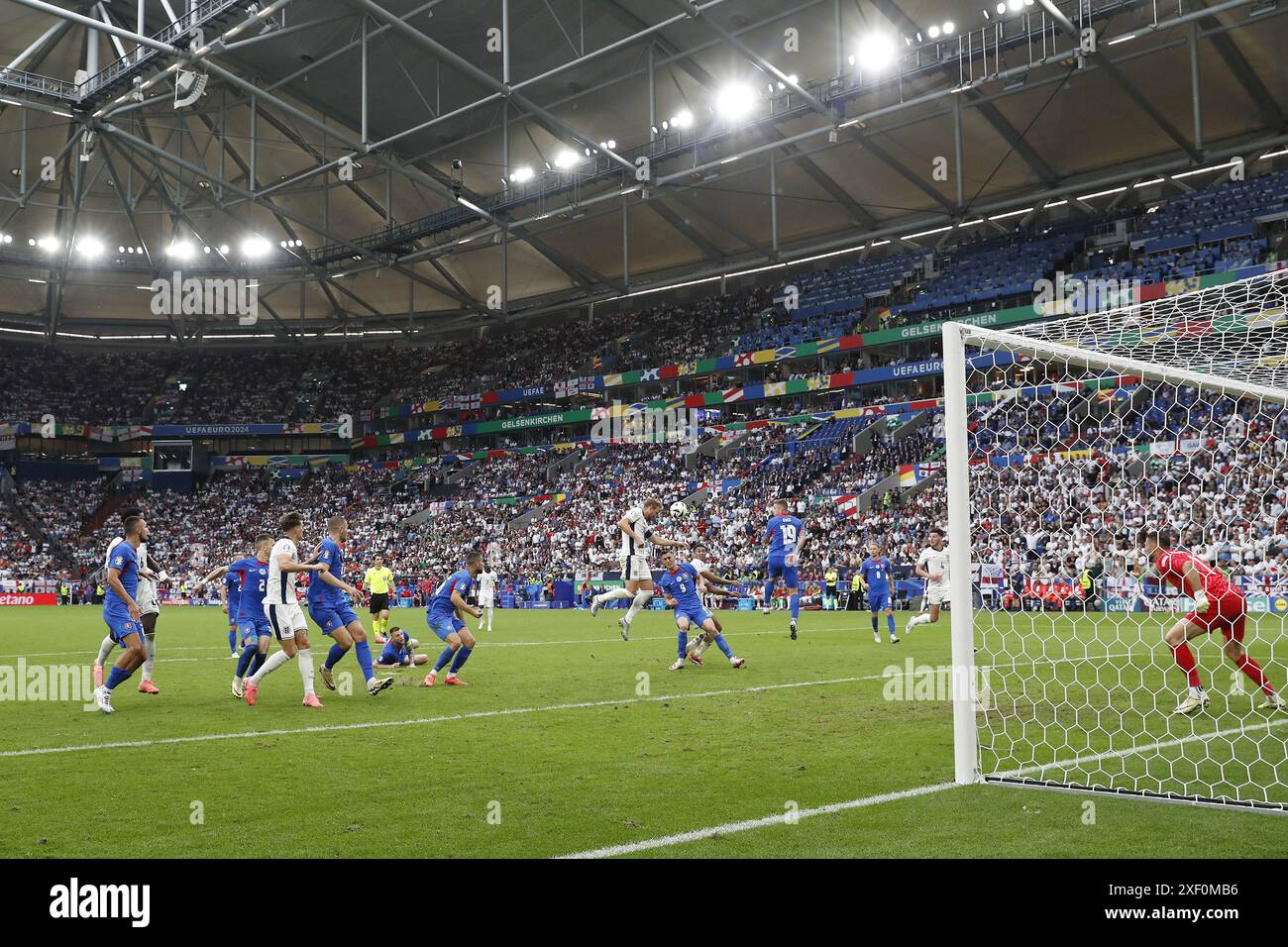 GELSENKIRCHEN - (l-r) Harry Kane of England heads towards goal ...