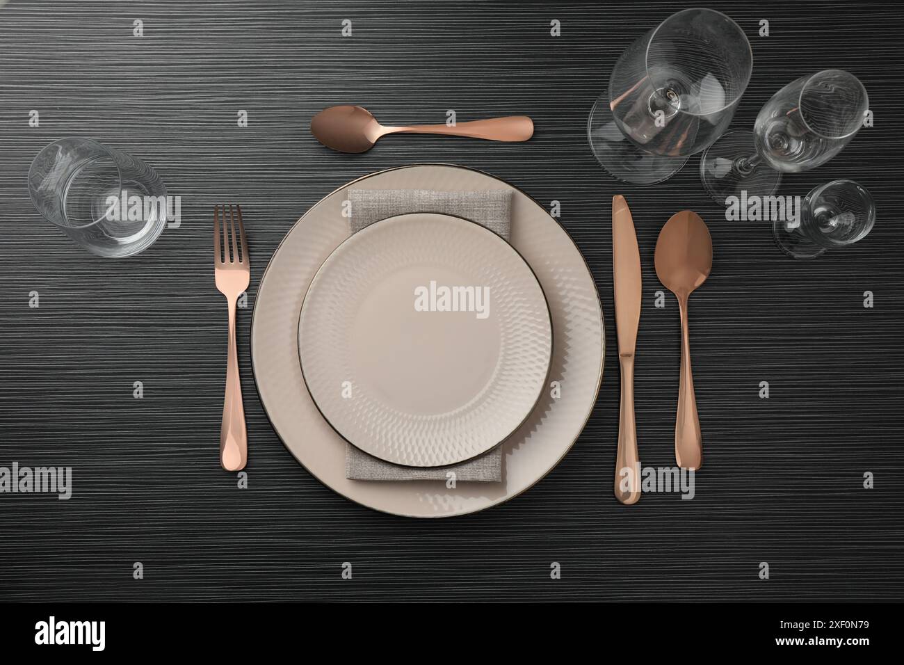Black table setting golden hi-res stock photography and images - Alamy
