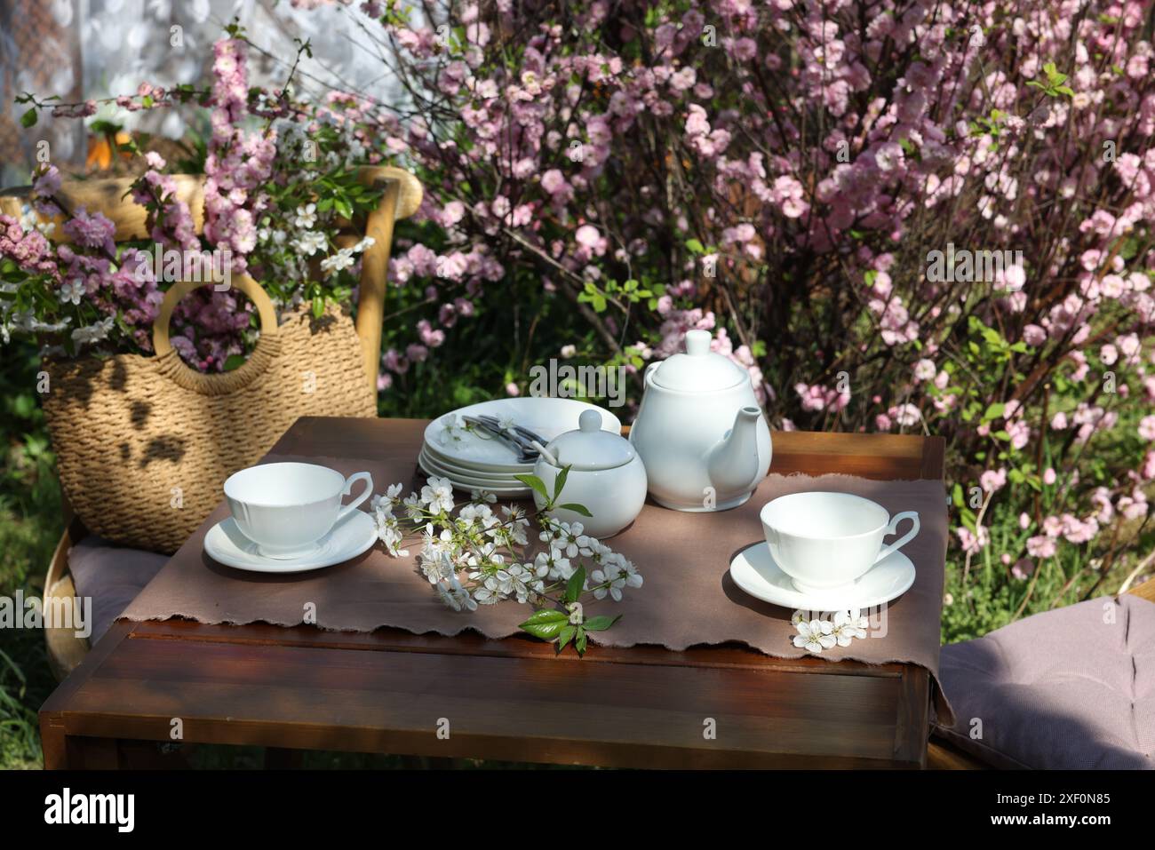 Spring table setting fresh hi-res stock photography and images - Alamy