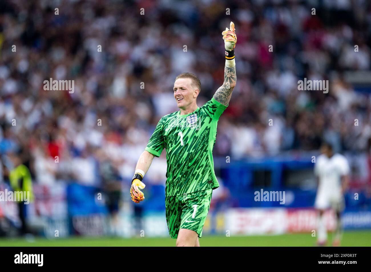 Jordan Pickford (England, #01) jubelt ueber das Tor zum 1:1 Ausgleich ...