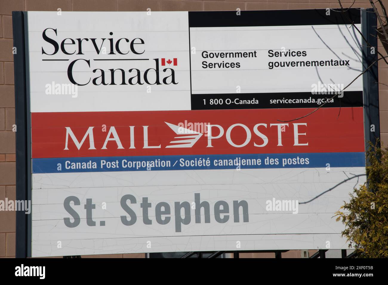Canada post logo hi-res stock photography and images - Alamy