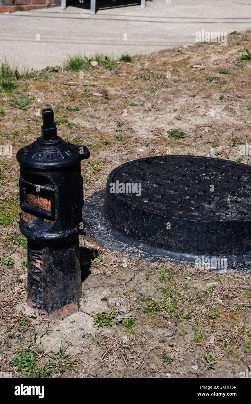 Cast iron water manhole hi-res stock photography and images - Alamy