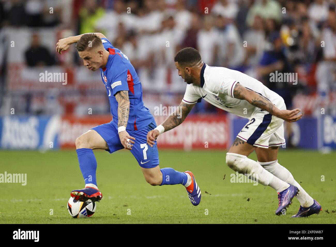 GELSENKIRCHEN - (l-r) Tomas Suslov of Slovakia, Kyle Walker of England ...