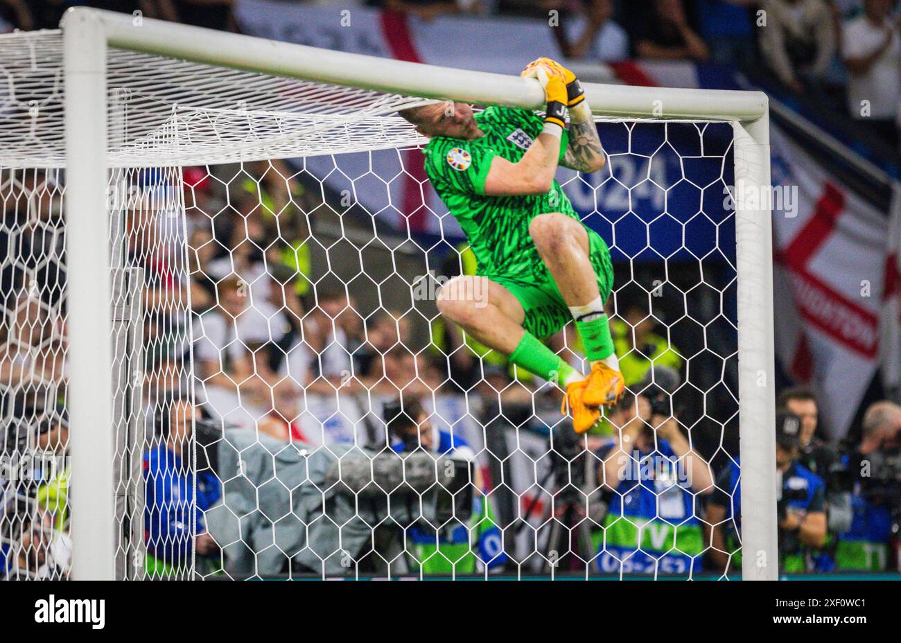 Gelsenkirchen, Germany. 30th Jun 2024. Jordan Pickford (ENG) hangs on ...