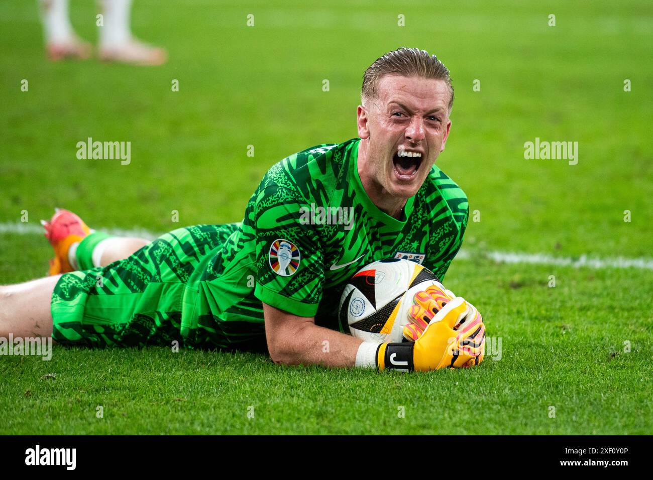 Jordan Pickford (England, #01) jubelt ueber einen gehaltenen Ball in ...