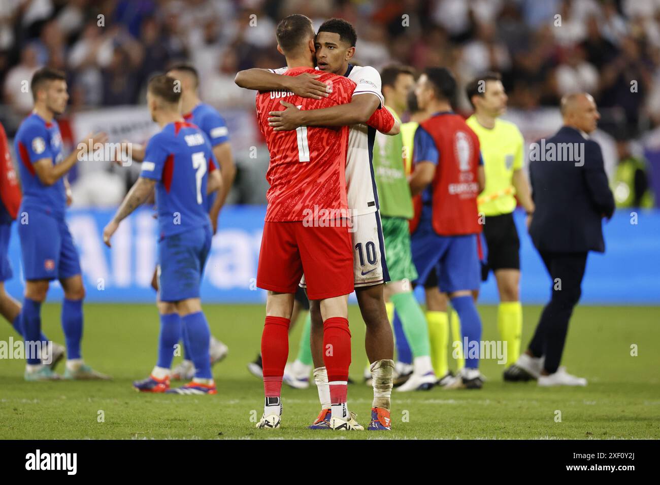 GELSENKIRCHEN - (l-r) Slovakia goalkeeper Martin Dubravka, Jude ...