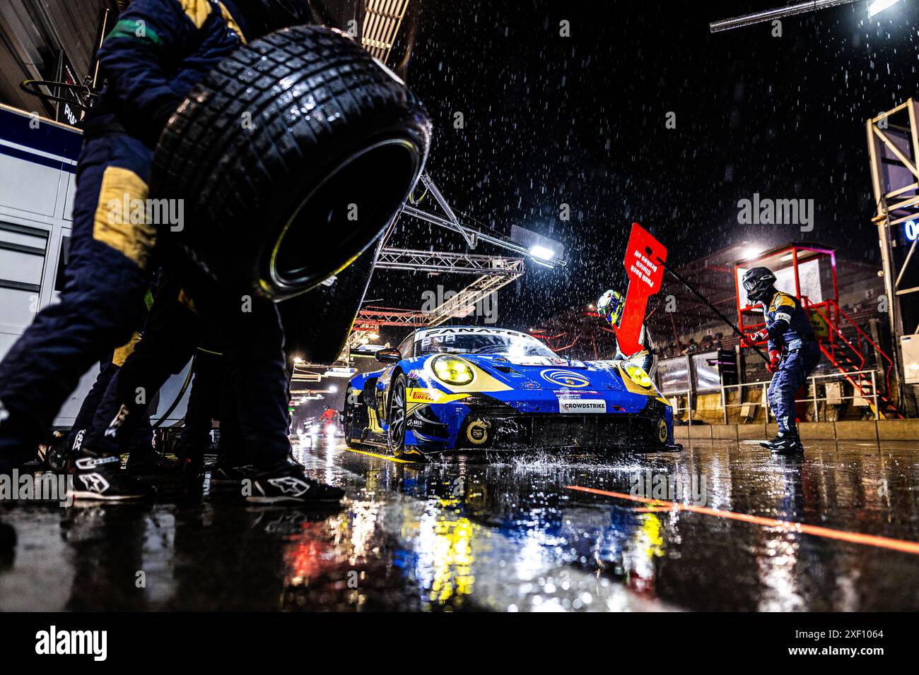 23 EVANS Jaxon (nzl), ERIKSSON Joel (swe), PREINNING Thomas (aut), Porsche 911 GT3 R, pitstop ...