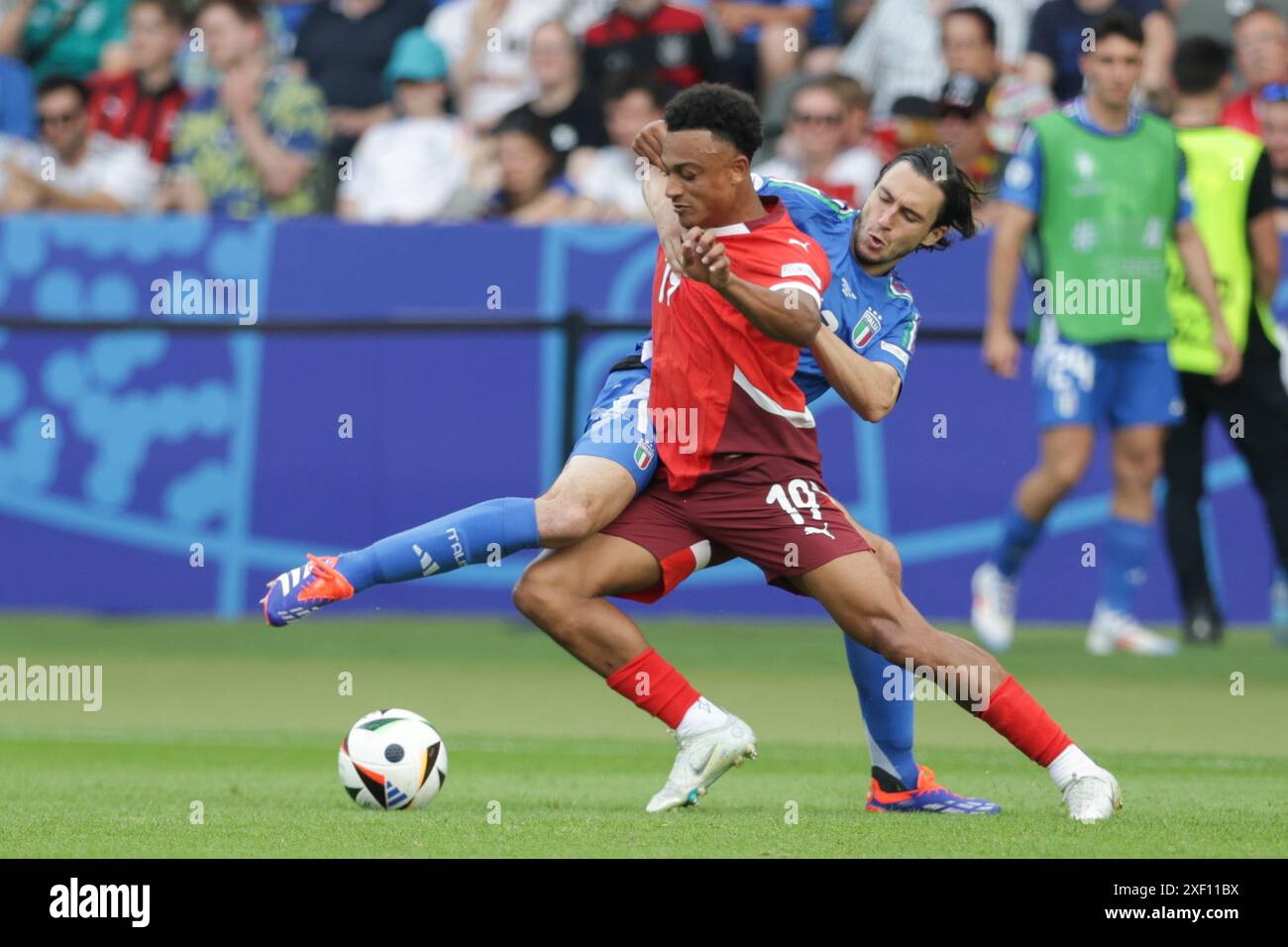 Dan Ndoye of Switzerland (L) and Matteo Darmian of Italy (P) in action ...